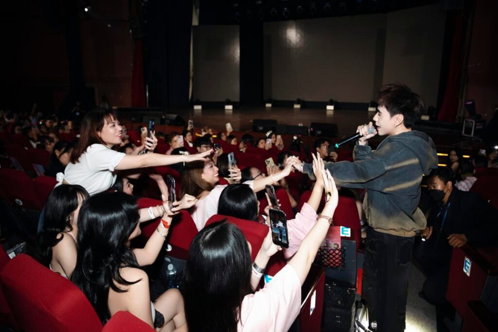 Fan meeting Quang Hùng MasterD được nhận xét là tiêu chuẩn các nghệ sĩ ...